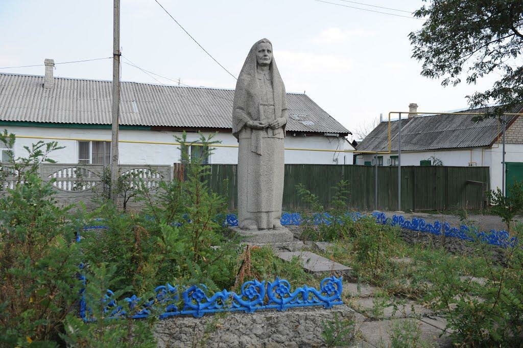 Anıt, heykel Братская могила советских воинов, Krasnyi Luch, foto