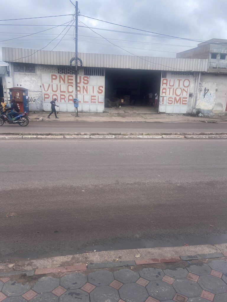 Jant ve lastikçiler Pneus Auto Vulcanisation Parallélisme, Brazzaville, foto