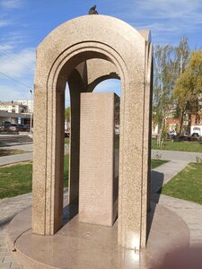 Погибшим в клубе Хромая лошадь (Perm, skver Uralskikh dobrovoltsev), anıt, heykel  Perm'den