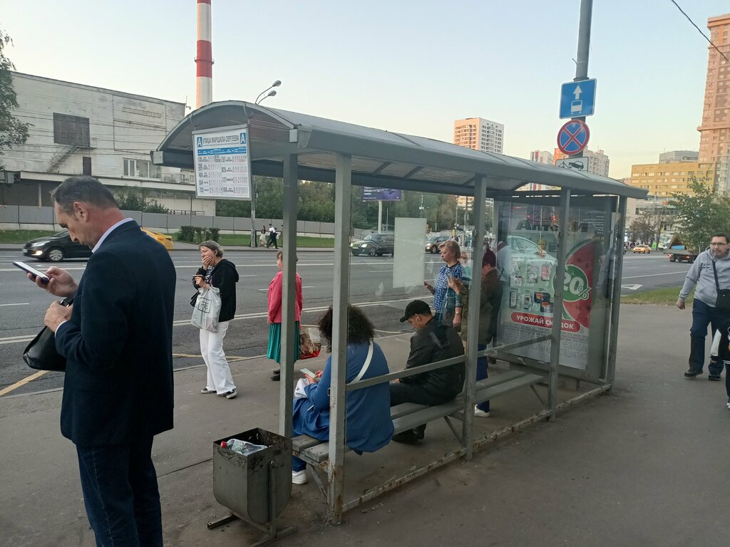 Toplu taşıma durağı Marshal Sergeev Street, Moskova, foto