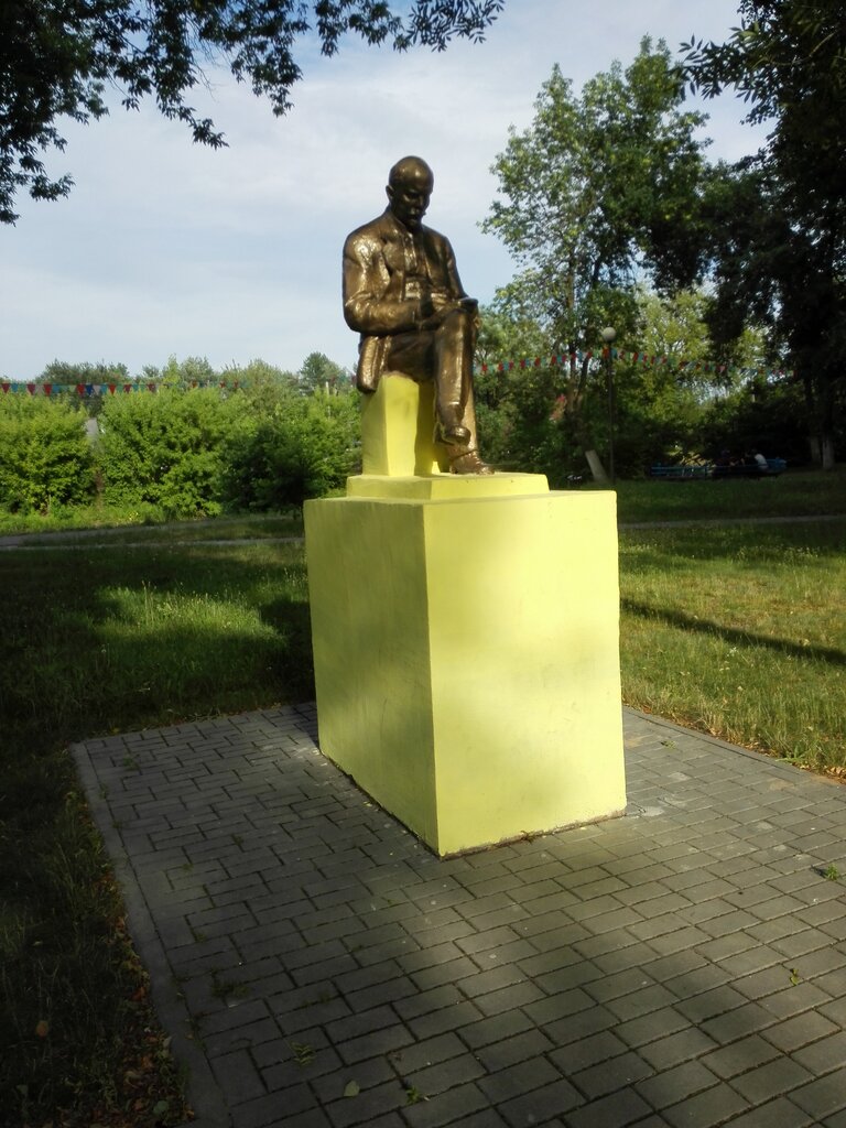 Anıt, heykel В.И. Ленин с книгой, Slonim, foto
