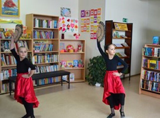 Kütüphaneler Biblioteka Alyye parusa, Tomsk, foto