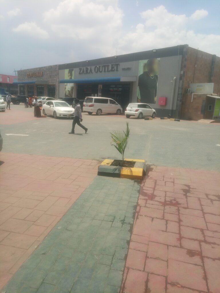 Giyim mağazası Zara Outlet, Lusaka, foto