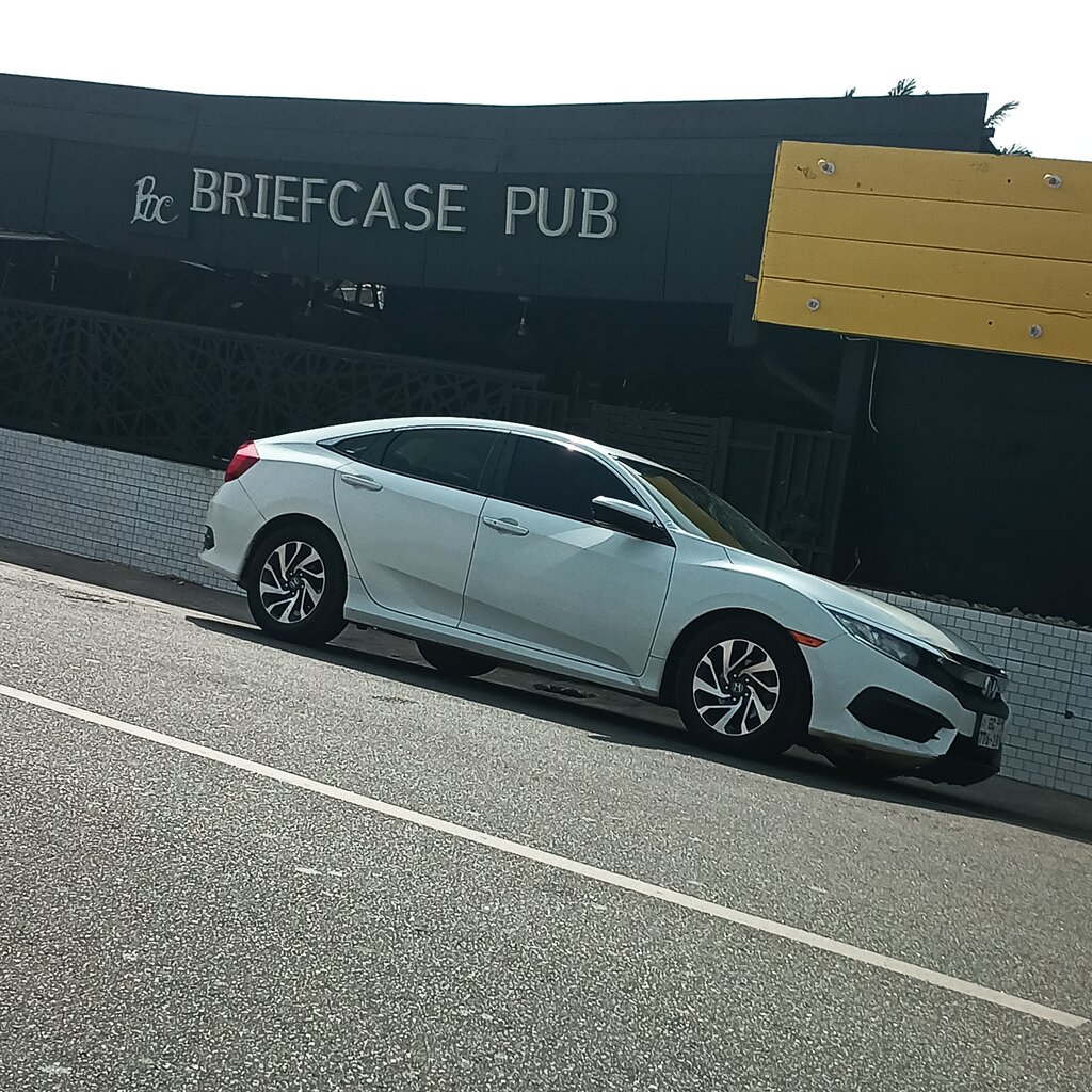 Bar Briefcase Pub, Akra, foto