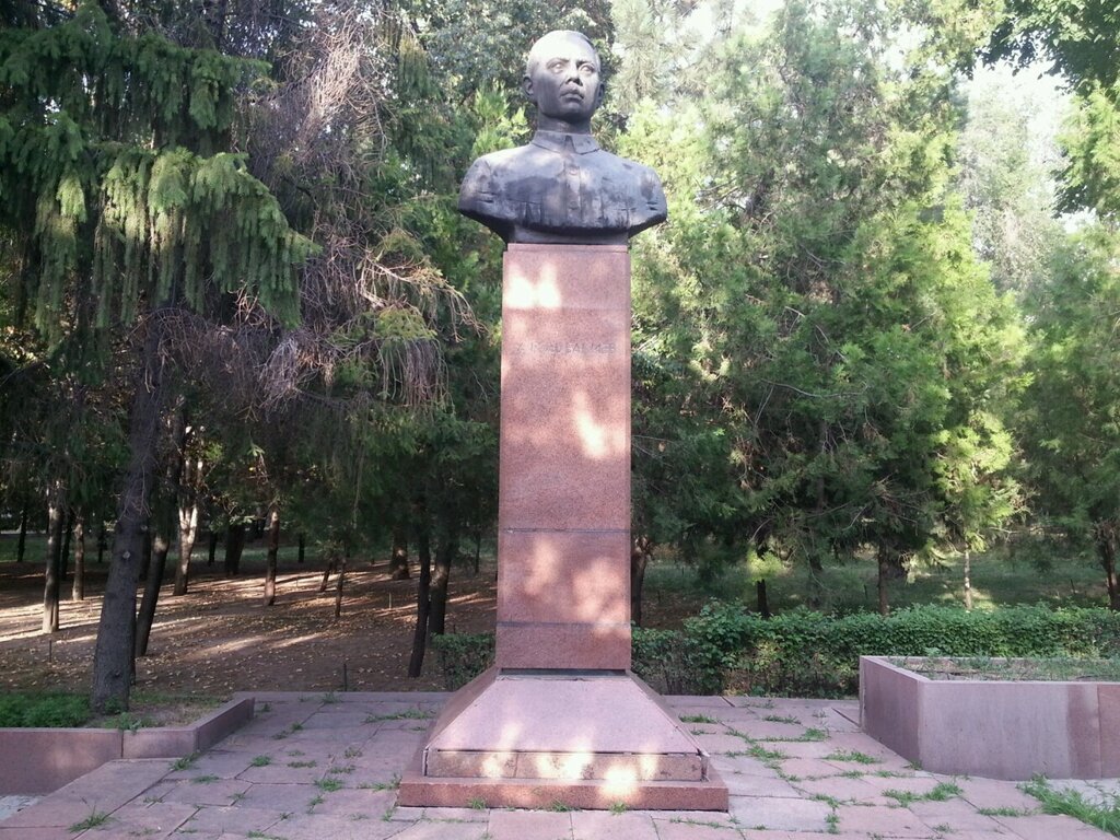 Park, sokak heykeli A. Rozybakiev, Almatı, foto