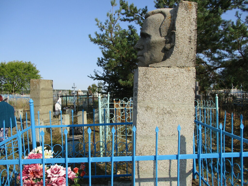 Anıt, heykel Могила Героя Советского Союза К.А. Тихонова, Saratovskaya oblastı, foto