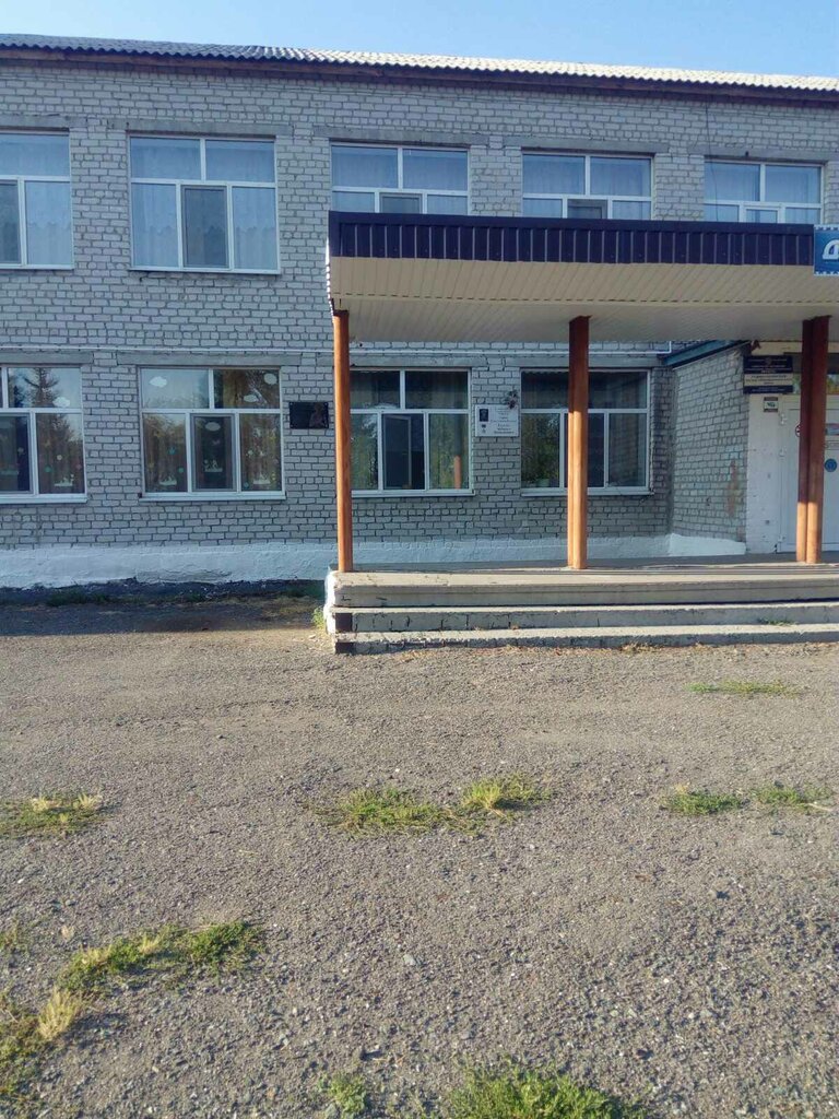 Anıt levhası, anıt taş Детскому дому, Tümen (Tiumenskaya) oblastı, foto