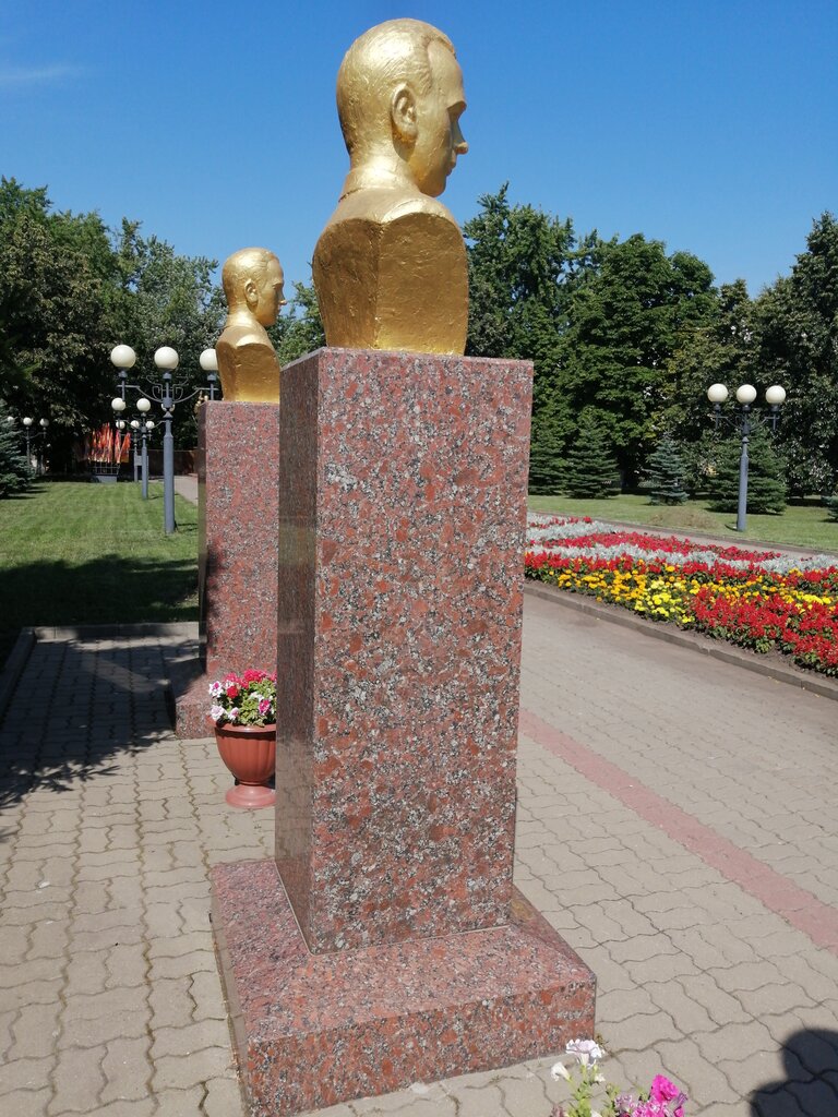 Anıt, heykel Бюст Героя Советского Союза Александра Прохоровича Ткаченко, Stroitel, foto