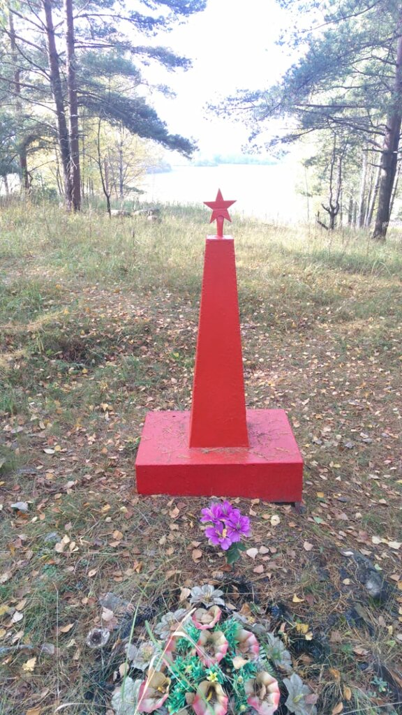 Anıt, heykel Могила лейтенанта на Зуевской высоте, Pskovskaya oblastı, foto