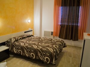 Hotel Muñoz (Calle Tegucigalpa No:13, Municipios Madrid), otel  Motril'den