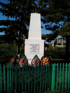 Монумент воинам-землякам, погибшим в годы ВОВ (Tyumen Region, Isetskiy rayon, selo Denisovo, pereulok Mira), anıt, heykel  Tümen (Tiumenskaya) oblastından