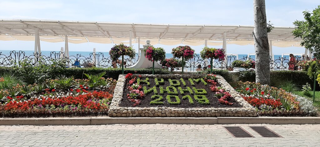 Turistik yerler Calendar-flowerbed, Yevpatorya, foto