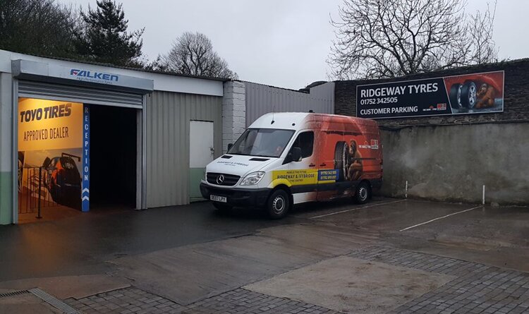 Otomobil ekspertizi Ridgeway Tyre Centre, İngiltere, foto