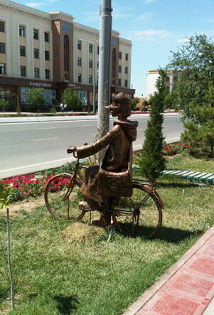 Park, sokak heykeli Postman Pechkin, Ürgenç, foto