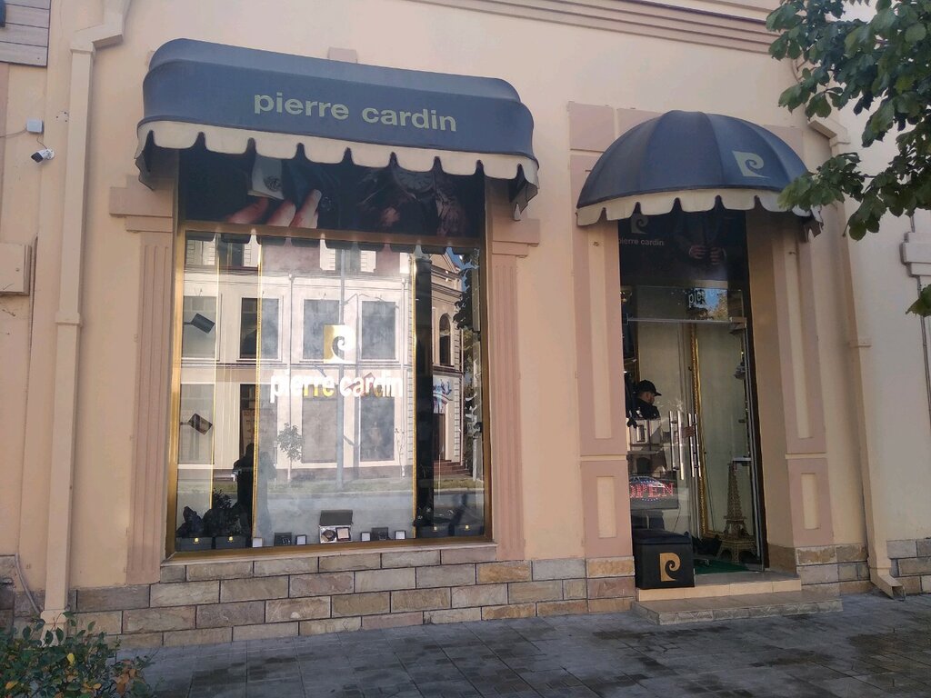 Giyim mağazası Pierre Cardin, Semerkant, foto