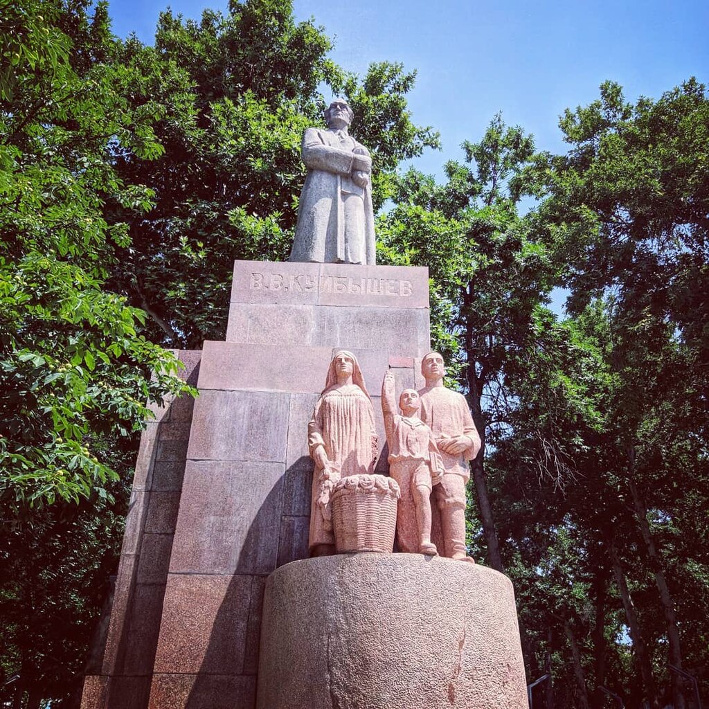 Anıt, heykel V. V. Kubişev, Duşanbe, foto