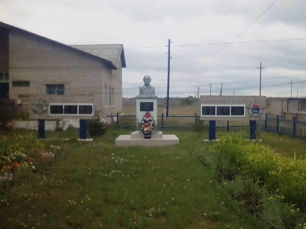 Anıt, heykel Бюст Героя Советского Союза Худат Салимьяновича Булатова, Başkurdistan, foto