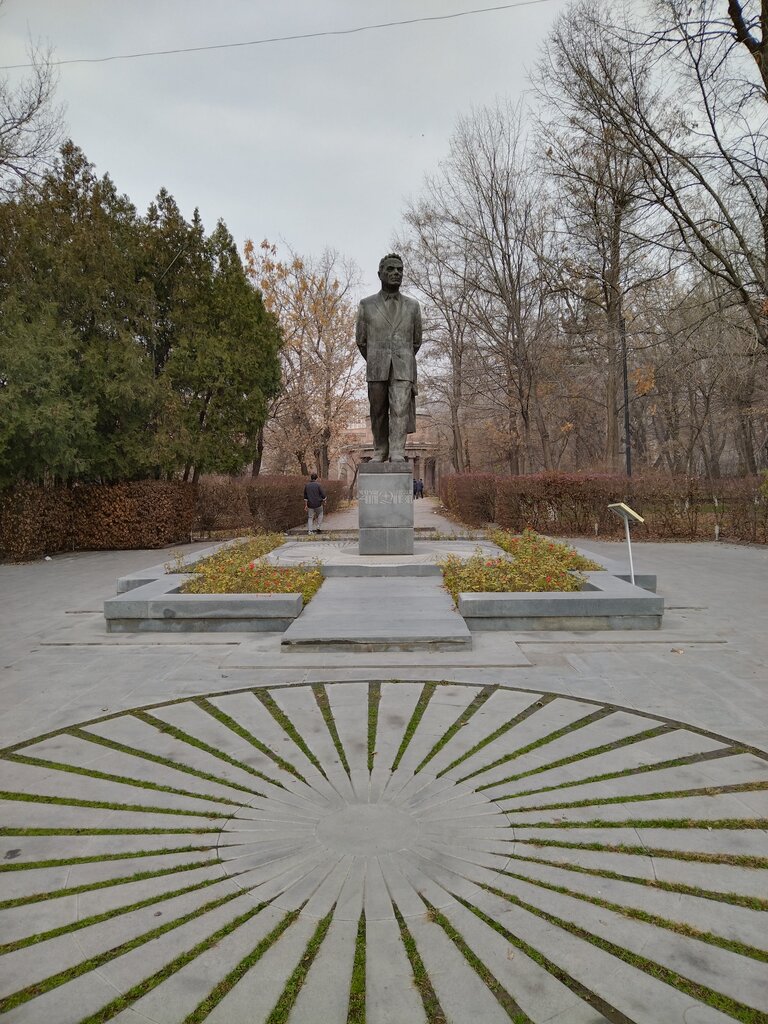 Anıt, heykel Monument of Victor Hambardzumyan, Erivan, foto