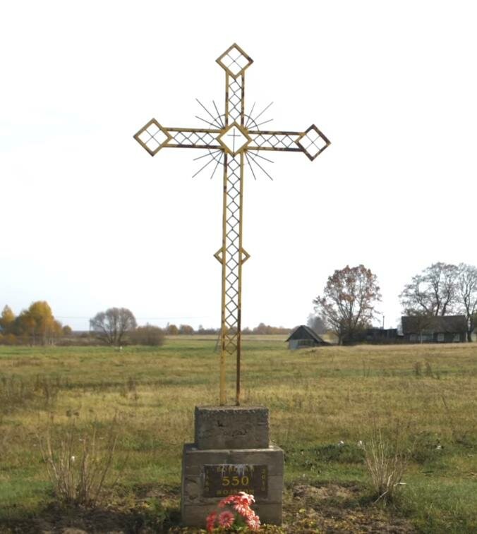 Şapel, haç anıtı Памятный крест в честь 550-летия первого упоминания Войстома, Grodnenskaya oblastı, foto