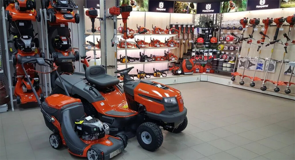 Elektrik ve benzinle çalışan aletler Husqvarna, Moskova, foto