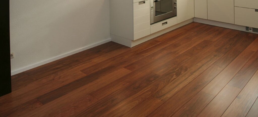 Zemin döşeme üretim ve satış firmaları Parquet Guayacan - Pulida y Lacada de Pisos, Kito, foto