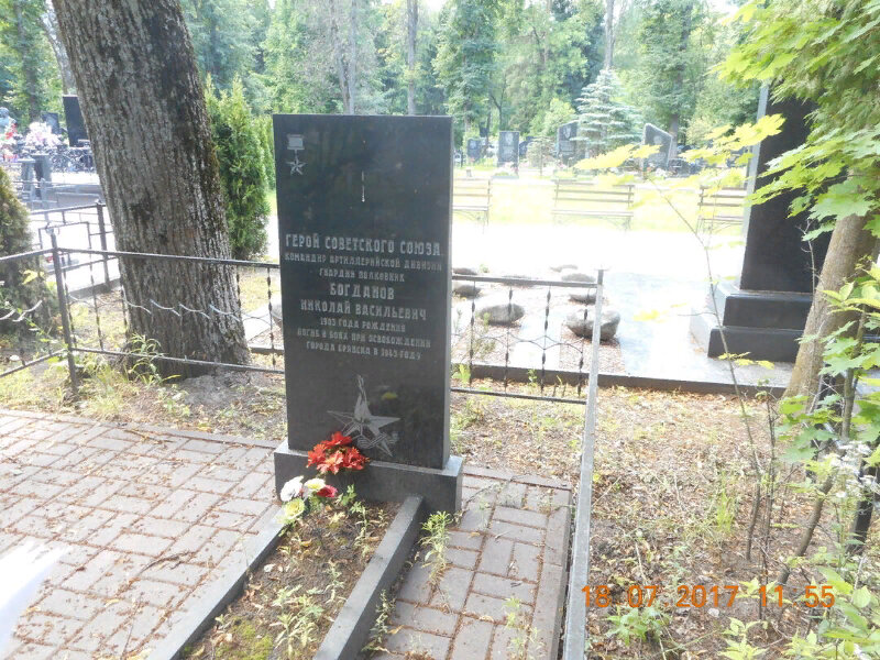 Ünlü kişilerin mezarları Герой Советского Союза И.В. Богданов, Briansk, foto