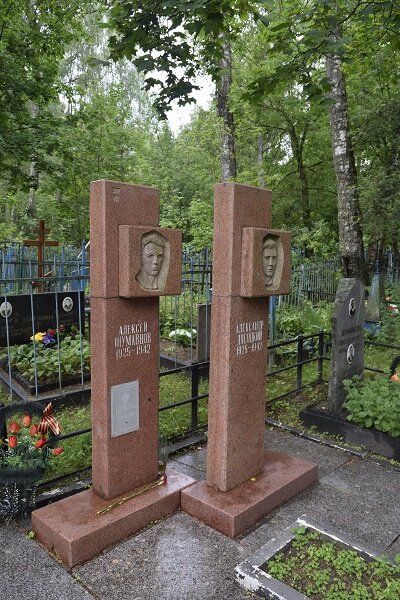 Ünlü kişilerin mezarları Могилы А. Шумавцова и А. Лясоцкого, Liudinovo, foto