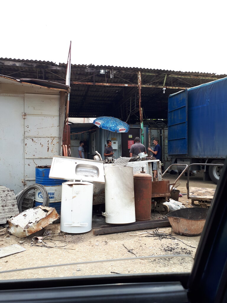 Geri dönüşüm maddeleri Tsentr priyema metalloloma, Soçi, foto