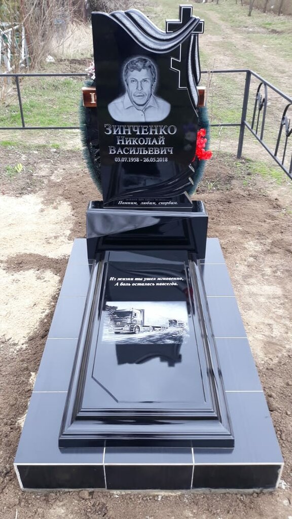 Heykel ve mezarlık taşı üreticileri Памятники, Azov, foto