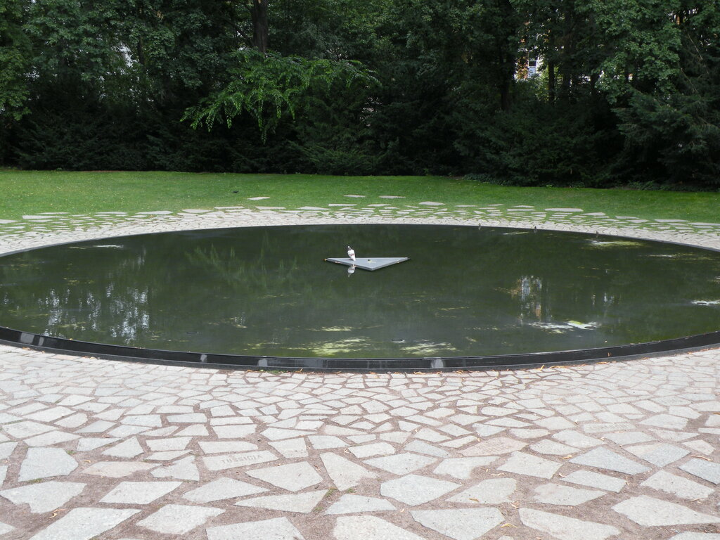 Anıt, heykel Denkmal für die im nationalsozialismus ermordeten Sinti und Roma Europas, Berlin, foto