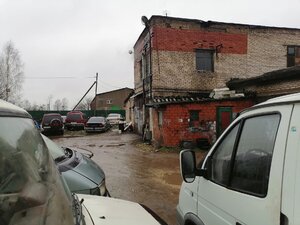 Pirate Customs (ulitsa Gertsena No:24), otomobil servisi  Gatchina'dan