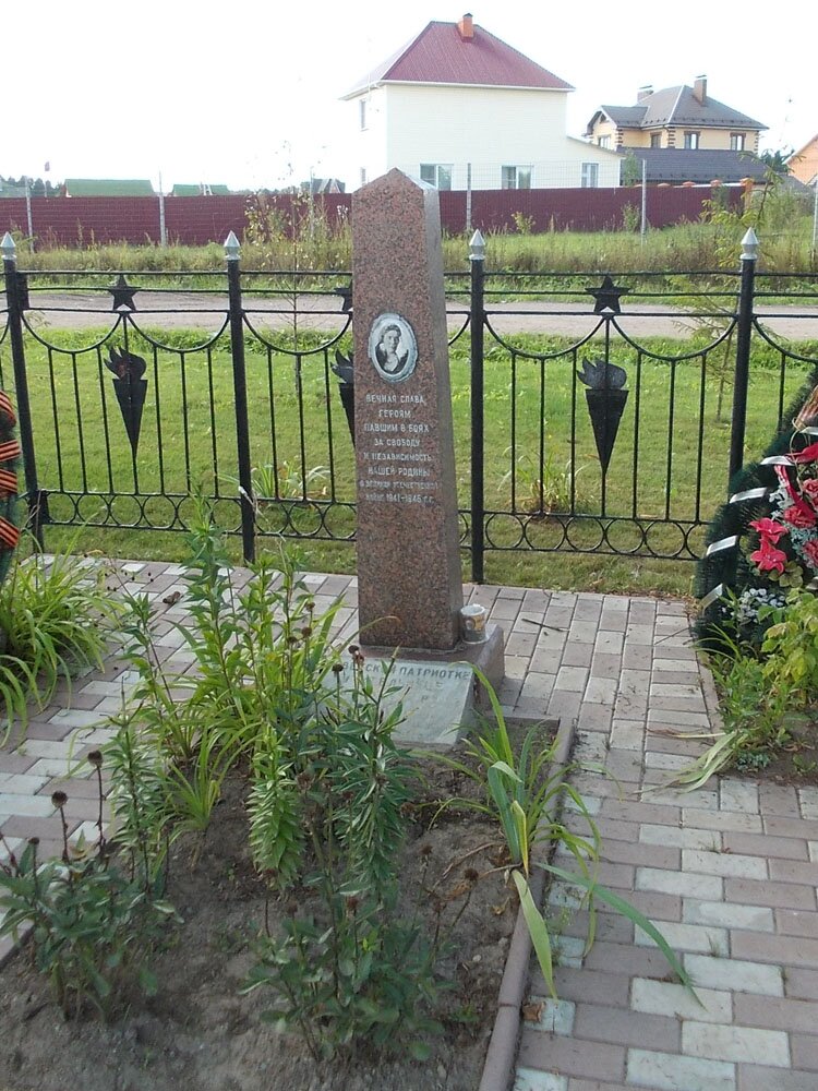 Anıt, heykel Могила учительницы А.Ф. Новаковой, Solneçnogorsk, foto