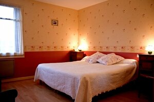Logis Hotel Les Tilleuls (Auvergne-Rhône-Alpes, Cantal, Arrondissement d'Aurillac, Saint-Cirgues-de-Jordanne, Le Bourg), otel