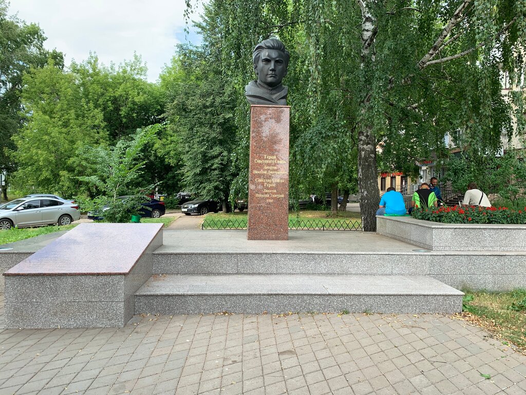 Anıt, heykel Бюст Героя Советского Союза Николая Дмитриевича Липатова, Kazan, foto
