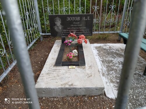 Ünlü kişilerin mezarları Летчик А.Л. Зотов, Kırım Cumhuriyeti, foto