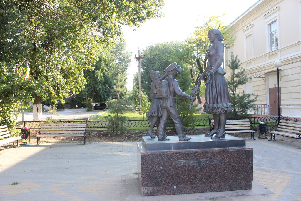 Park, sokak heykeli Учительница первая моя, Novoçerkassk, foto