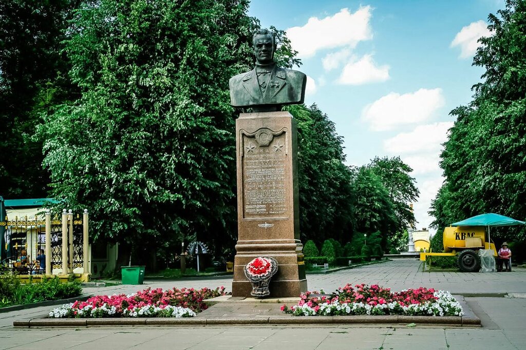 Anıt, heykel S. Gritsevets, Baranavichy, foto