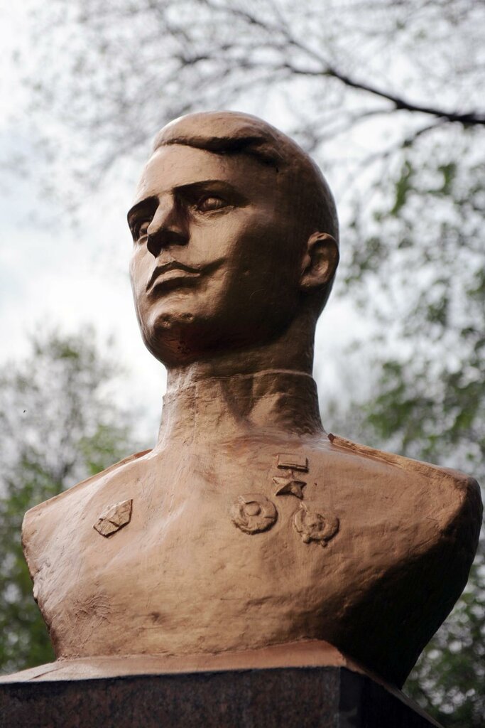 Anıt, heykel В.Ф. Кирьяков, Krasnyi Luch, foto