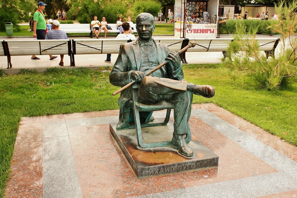 Anıt, heykel М. Пуговкин, Yalta, foto
