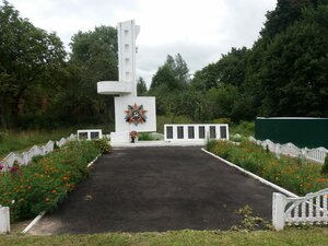 Обелиск павшим воинам Великой Отечественной войны (Bryansk Region, Krasnogorskiy rayon, Perelazskoye selskoye poseleniye, selo Letyakhi, Sovetskaya ulitsa), anıt, heykel  Brianskaya oblastından