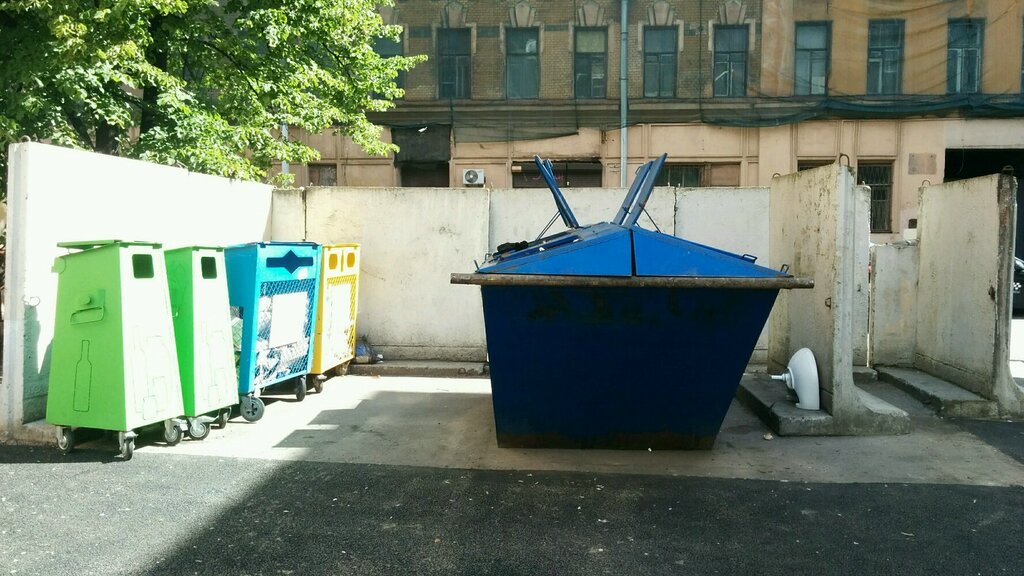Ayrı çöp toplama noktası Точка раздельного сбора мусора, Saint‑Petersburg, foto