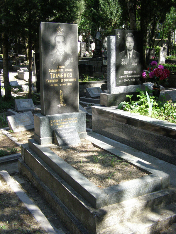 Ünlü kişilerin mezarları Герой Советского Союза Г.Т. Ткаченко, Yalta, foto