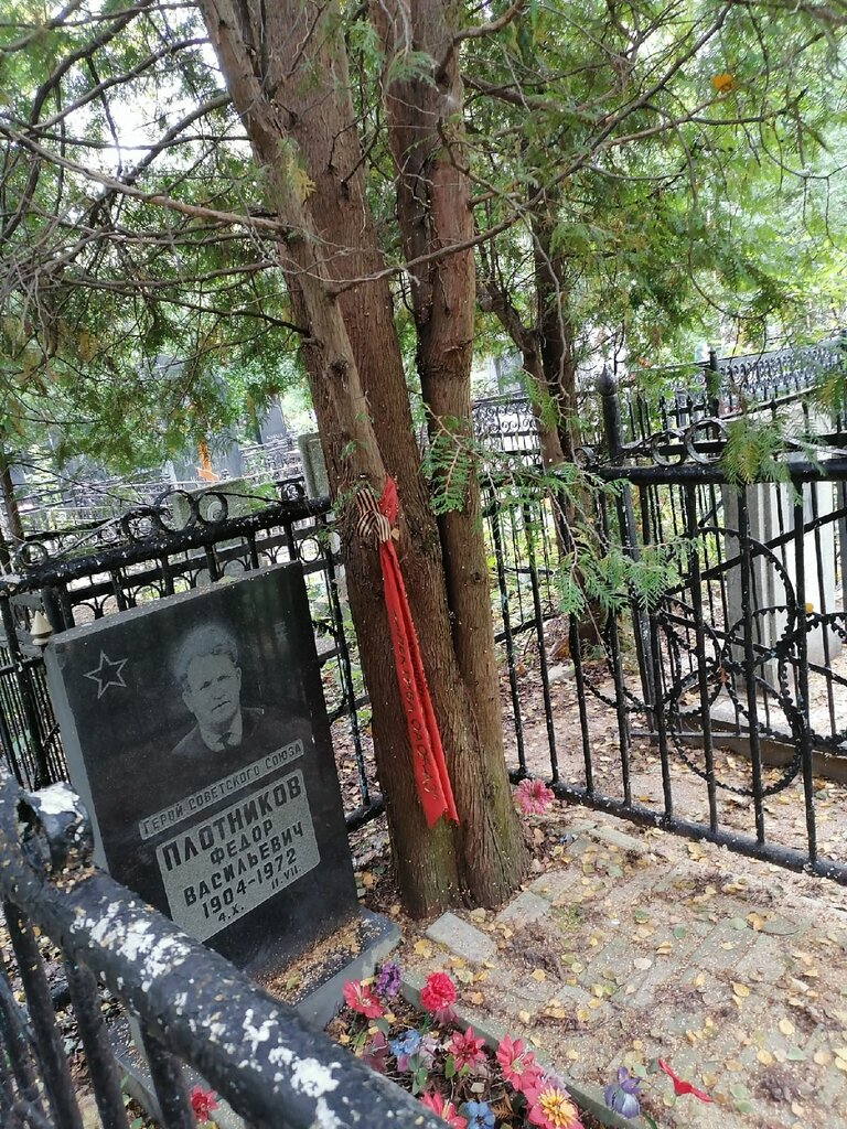 Ünlü kişilerin mezarları Герой Советского Союза Ф.В. Плотников, Nijni Novgorod, foto