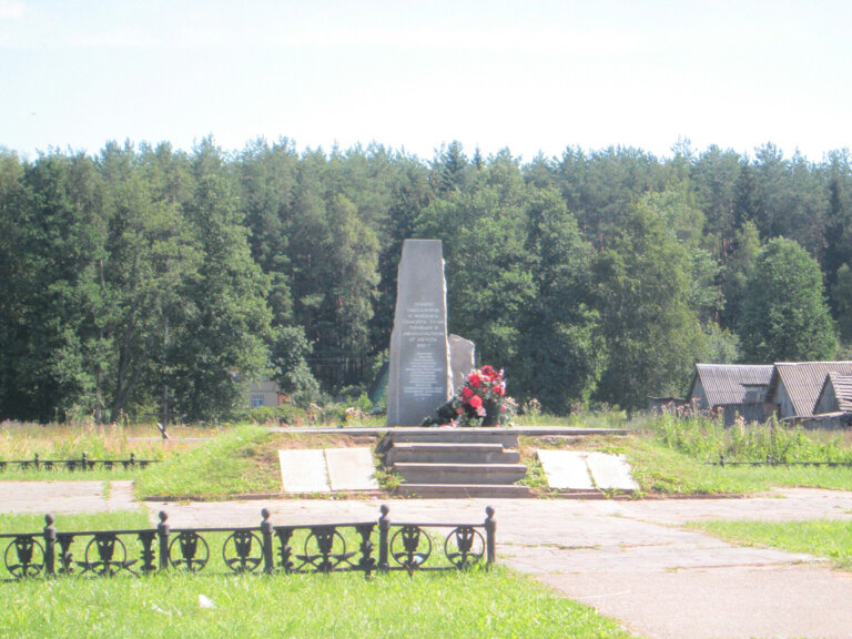 Anıt, heykel Жертвам авиакатастрофы Ту-134 27 августа 1992 года, İvanovskaya oblastı, foto