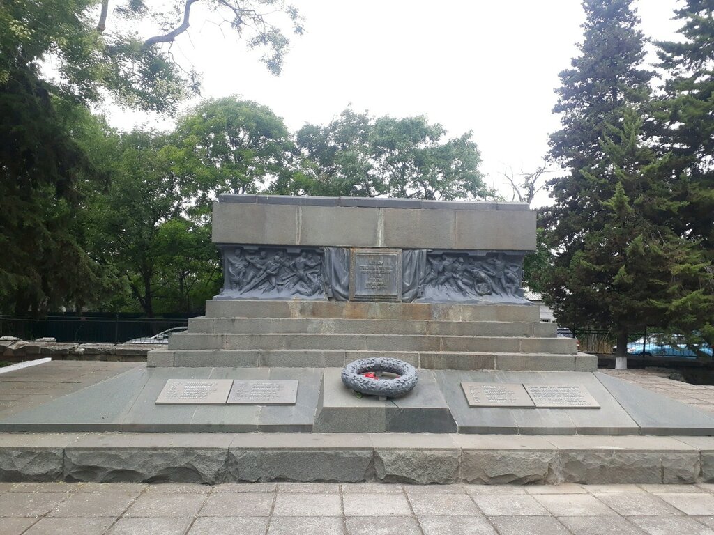 Anıt, heykel Матросам старшинам и офицерам линкора Новороссийск, Sevastopol, foto