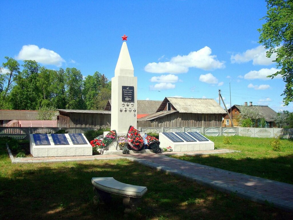 Anıt, heykel Братская могила, Vitebskaya oblastı, foto