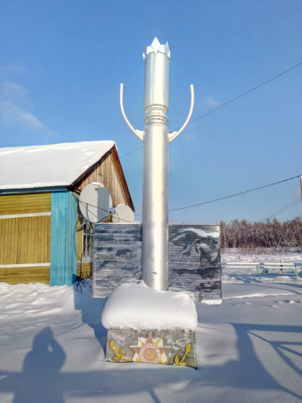 Anıt, heykel Сэргэ с именами ветеранов Великой Отечественной войны, Saha Cumhuriyeti (Yakutistan), foto