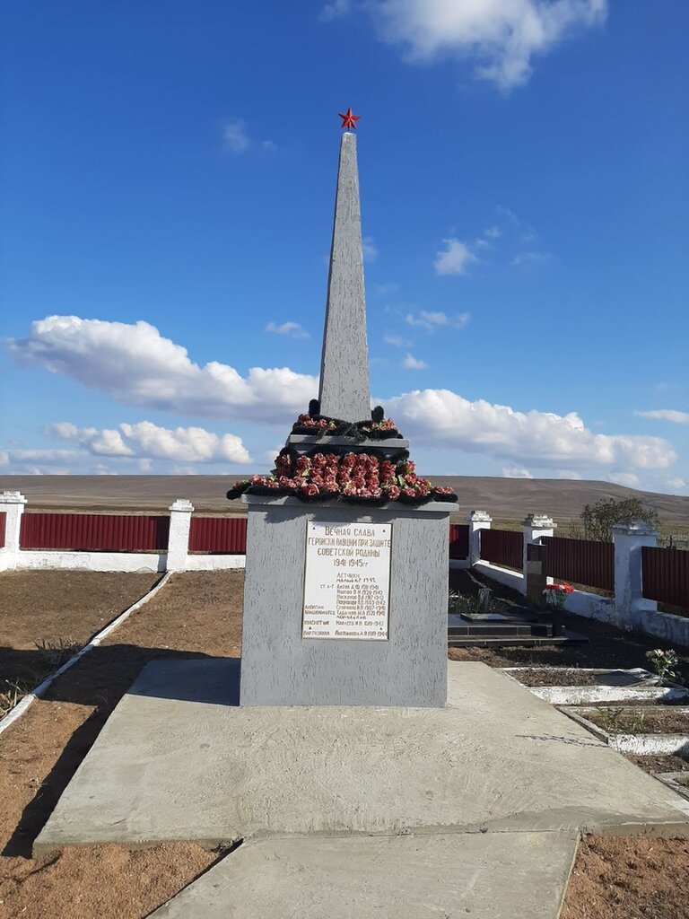 Anıt, heykel Братская могила советских воинов и партизан, Kırım Cumhuriyeti, foto