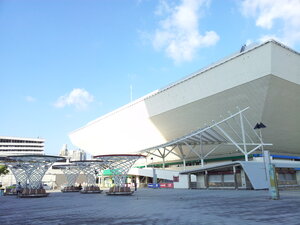 Hong Kong Coliseum (Cheong Wan Road No:9), tiyatrolar  Kowloon'dan
