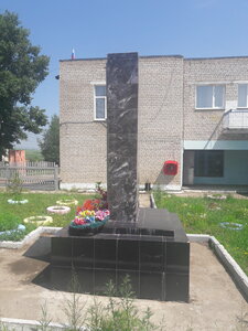Стела Великая память героям-односельчанам, погибшим в боях за Родину (Yuzhnaya ulitsa No:14, selo Kolochnoye 2-ye), anıt, heykel  Zabaykalski krayından